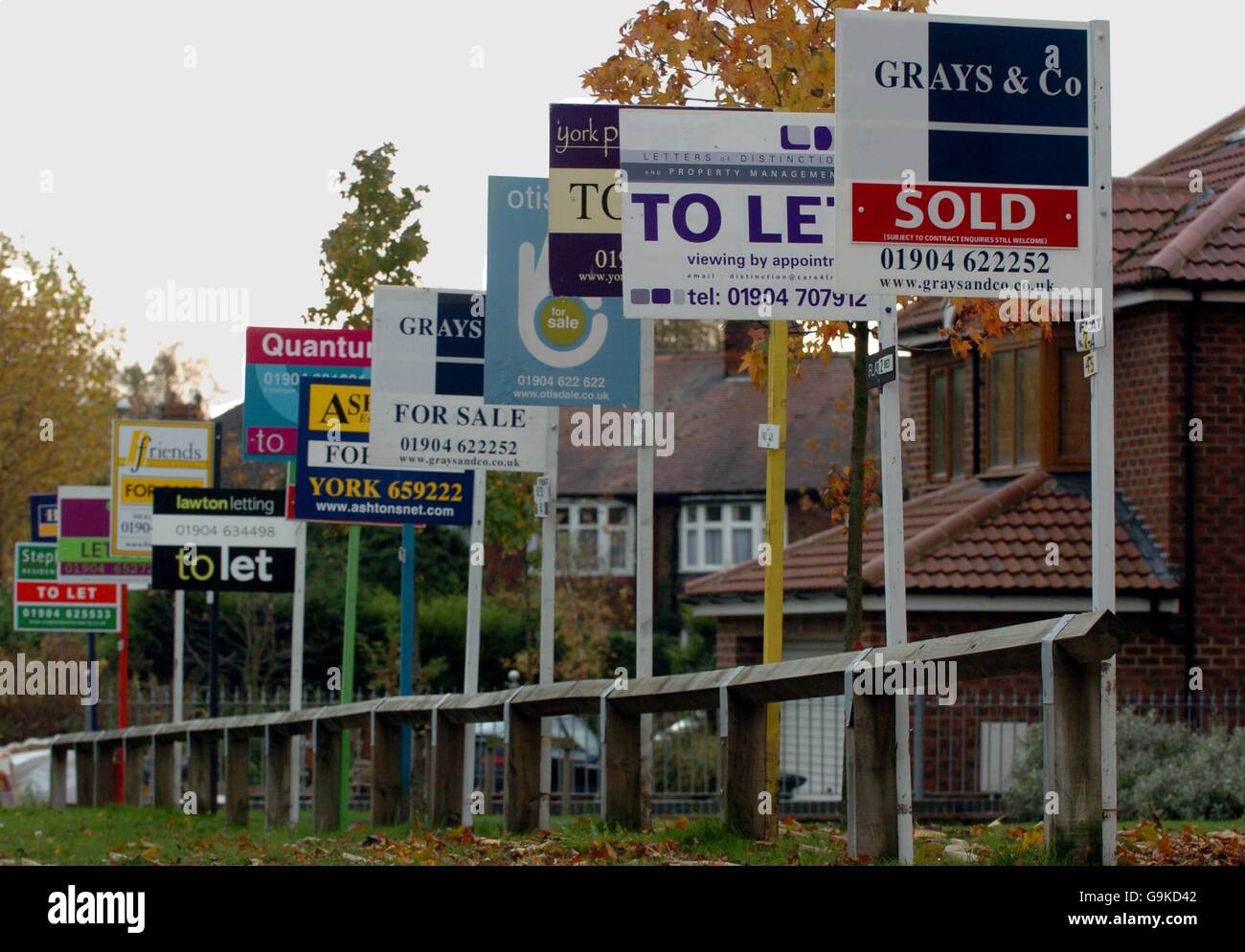 For sale signs in york city centre hi-res stock photography and images ...
