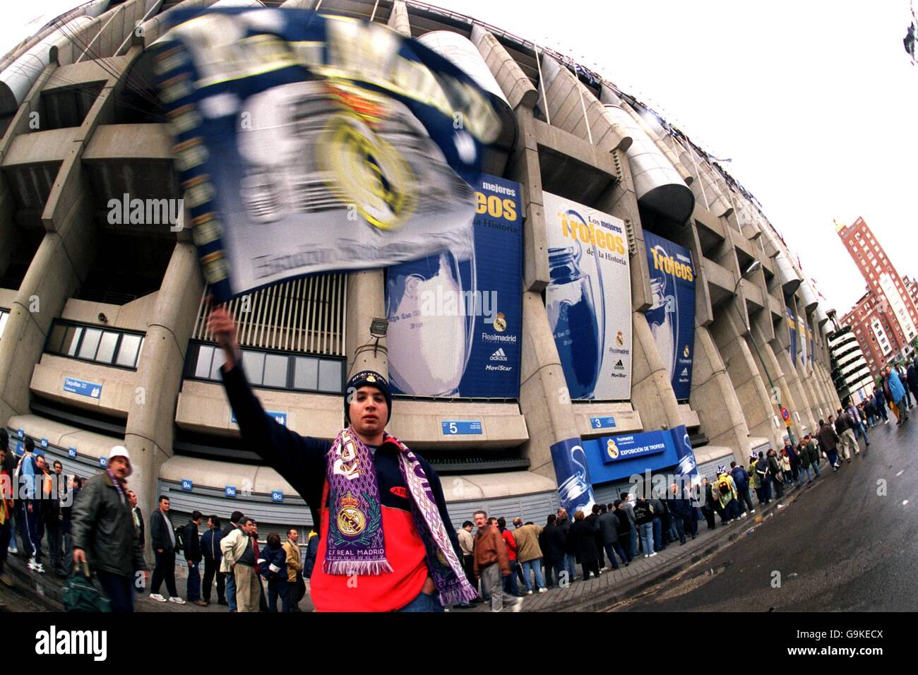 Real madrid fan outside estadio santiago bernabeu hi-res stock ...
