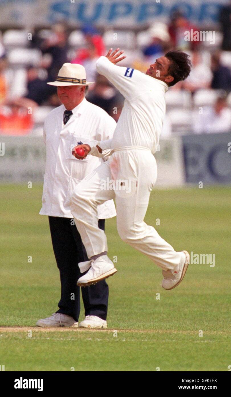 Fast bowler in action hi-res stock photography and images - Alamy