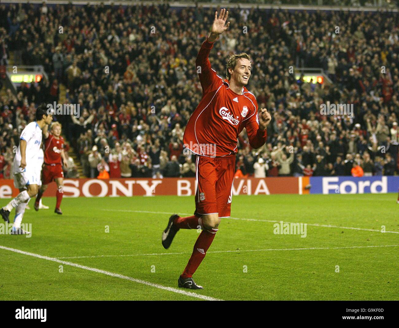 Liverpools peter crouch celebrates hi-res stock photography and images ...