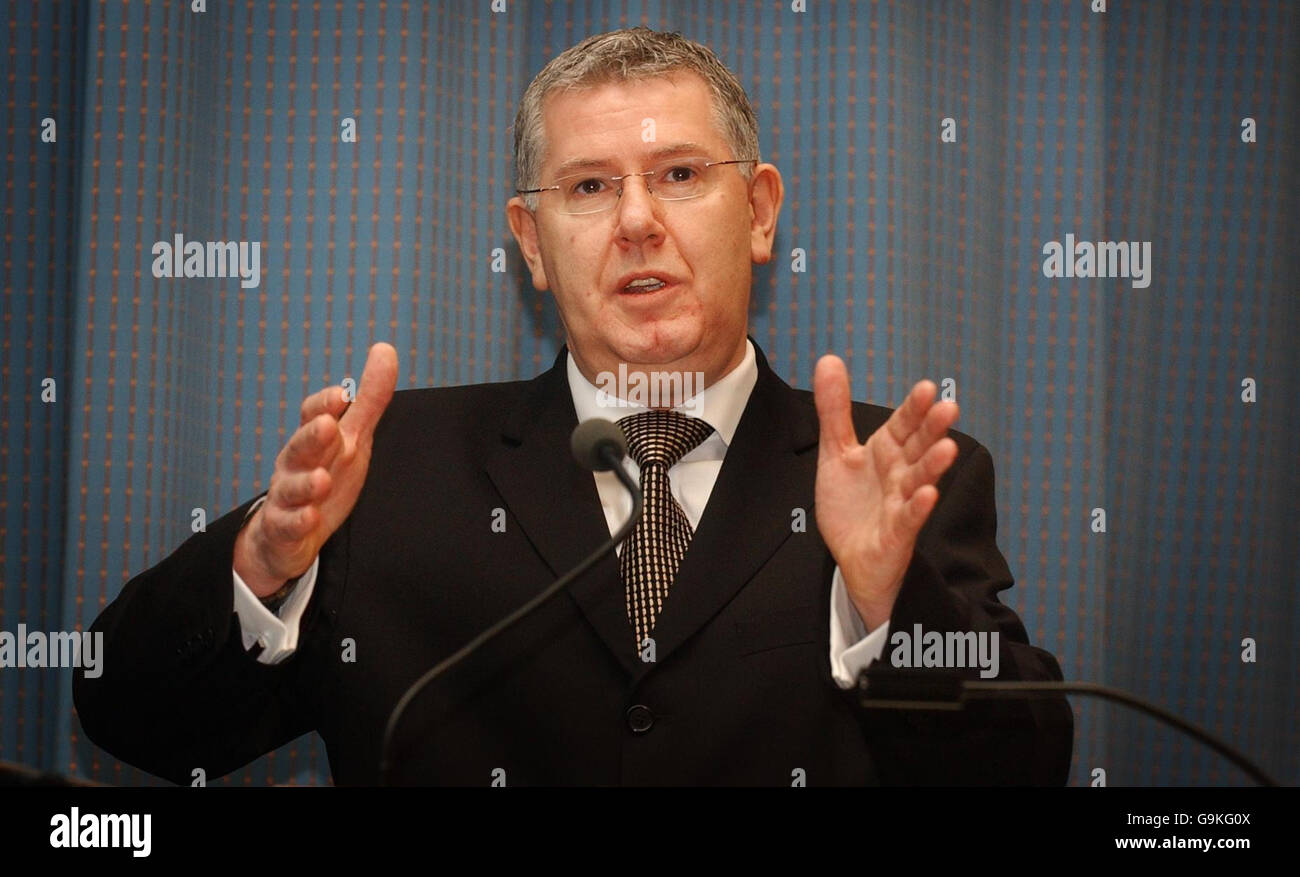 Scottish health minister andy kerr addresses hi-res stock photography ...