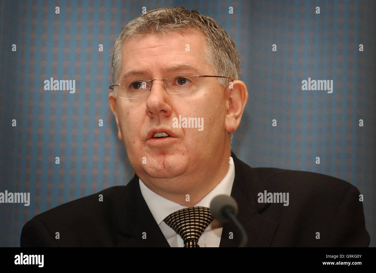 Scottish health minister andy kerr addresses hi-res stock photography ...