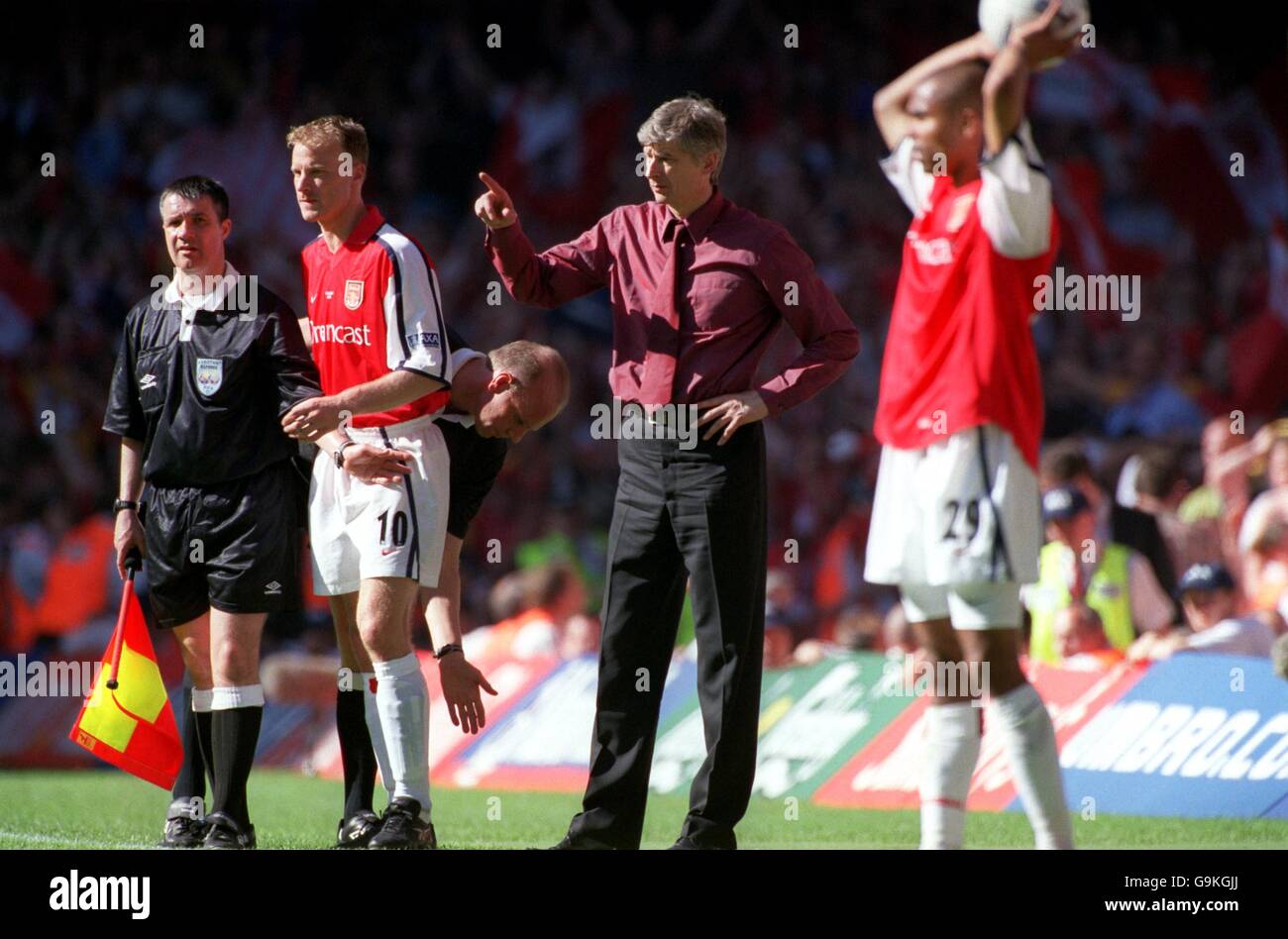 Arsenal manager prepares to introduce dennis bergkamp as substitute hi ...