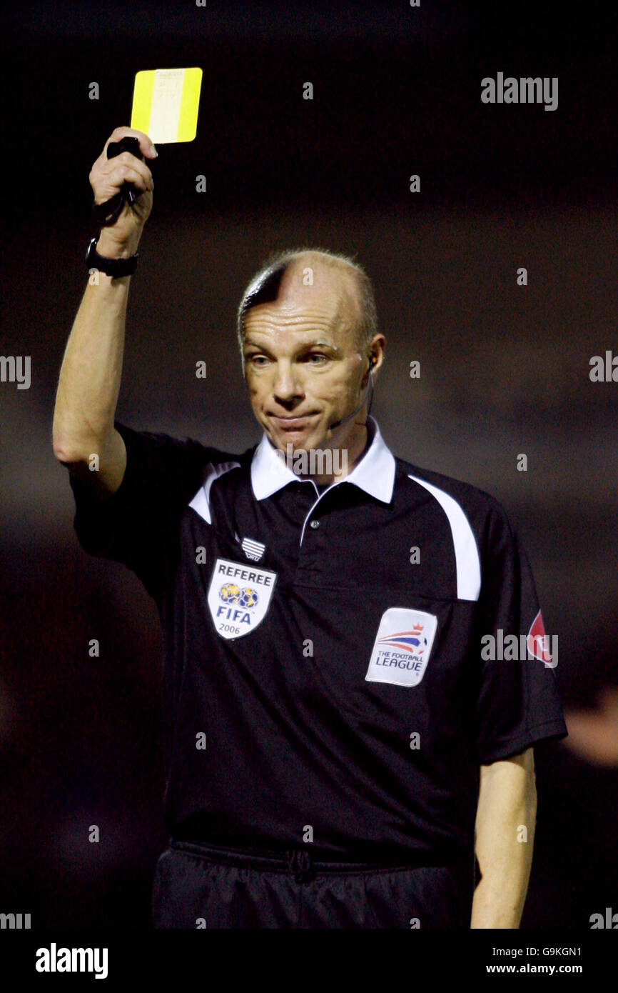 Football referee steve bennett hi-res stock photography and images - Alamy