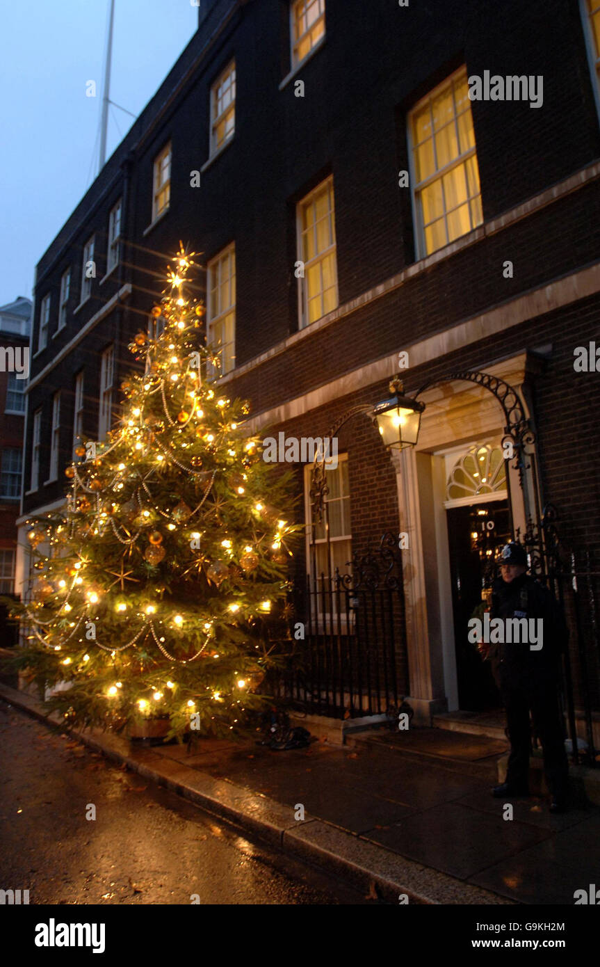 No 10 downing street with christmas tree hi-res stock photography and ...