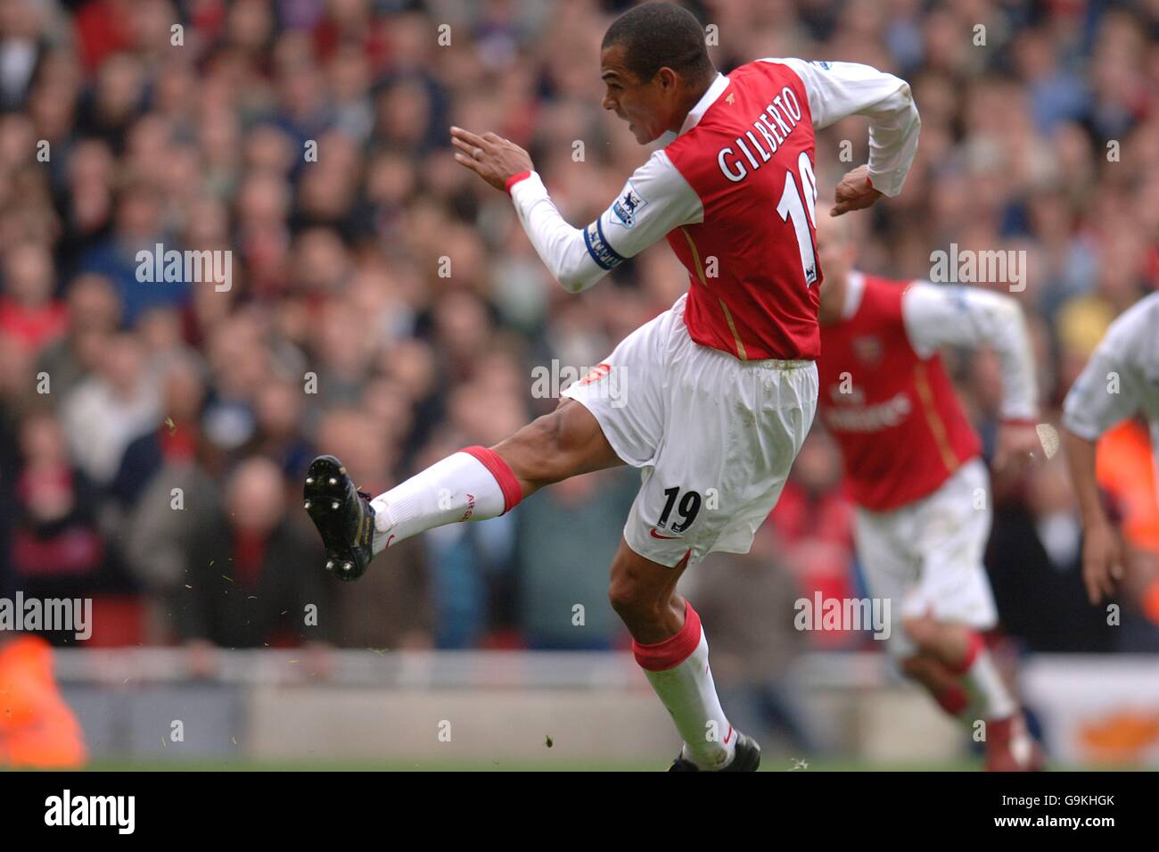 Arsenal's Gilberto Silva scores from the penalty spot Stock Photo - Alamy
