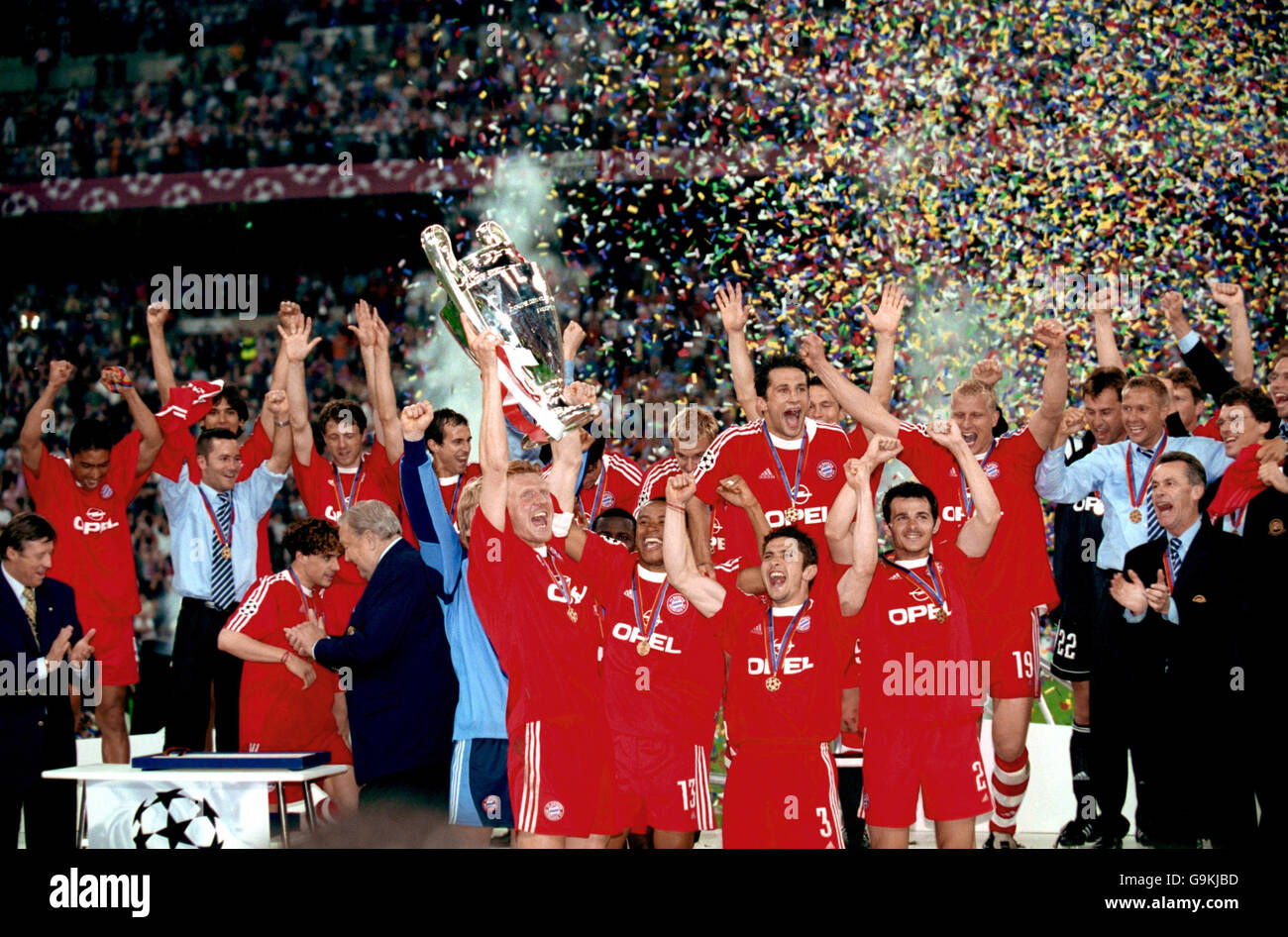 Munich captain effenberg lifts european cup teammates celebrate around ...