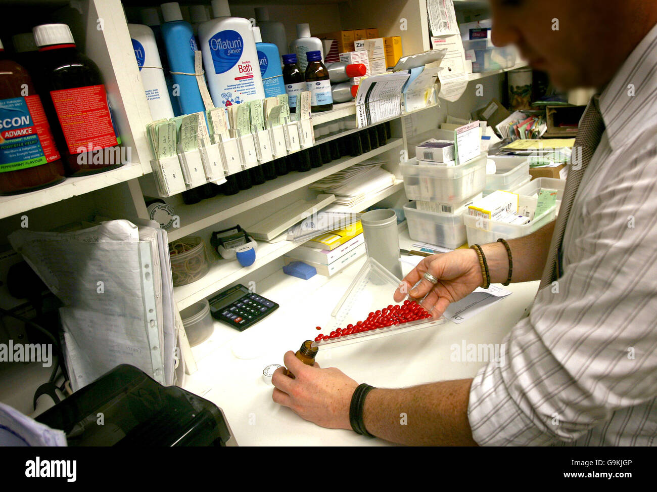 Tablets are measured out in a high street pharmacy Stock Photo - Alamy