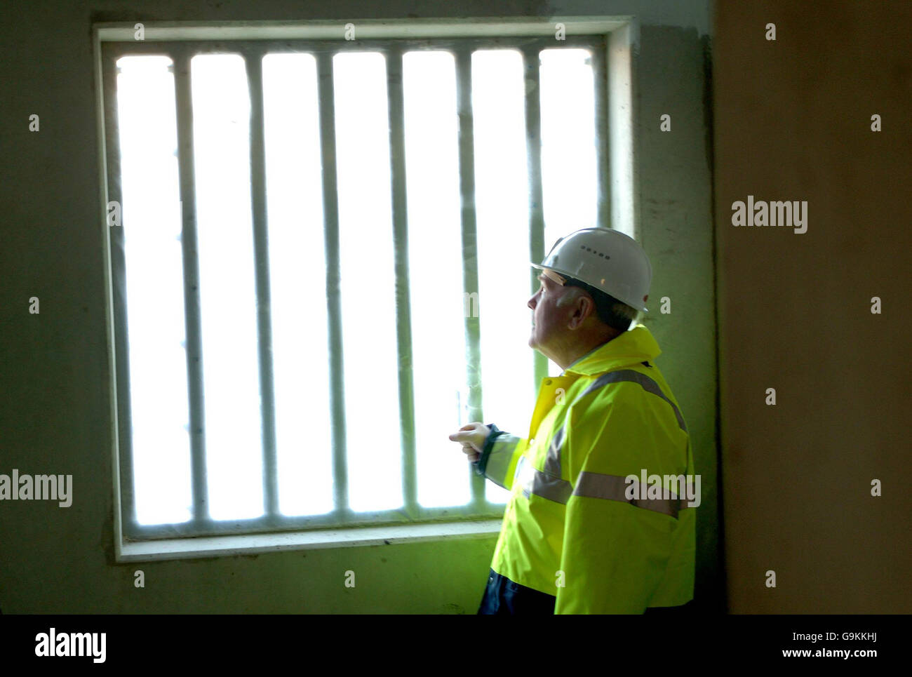 John Reid help workers build new prison cells at High Down Prison Stock ...