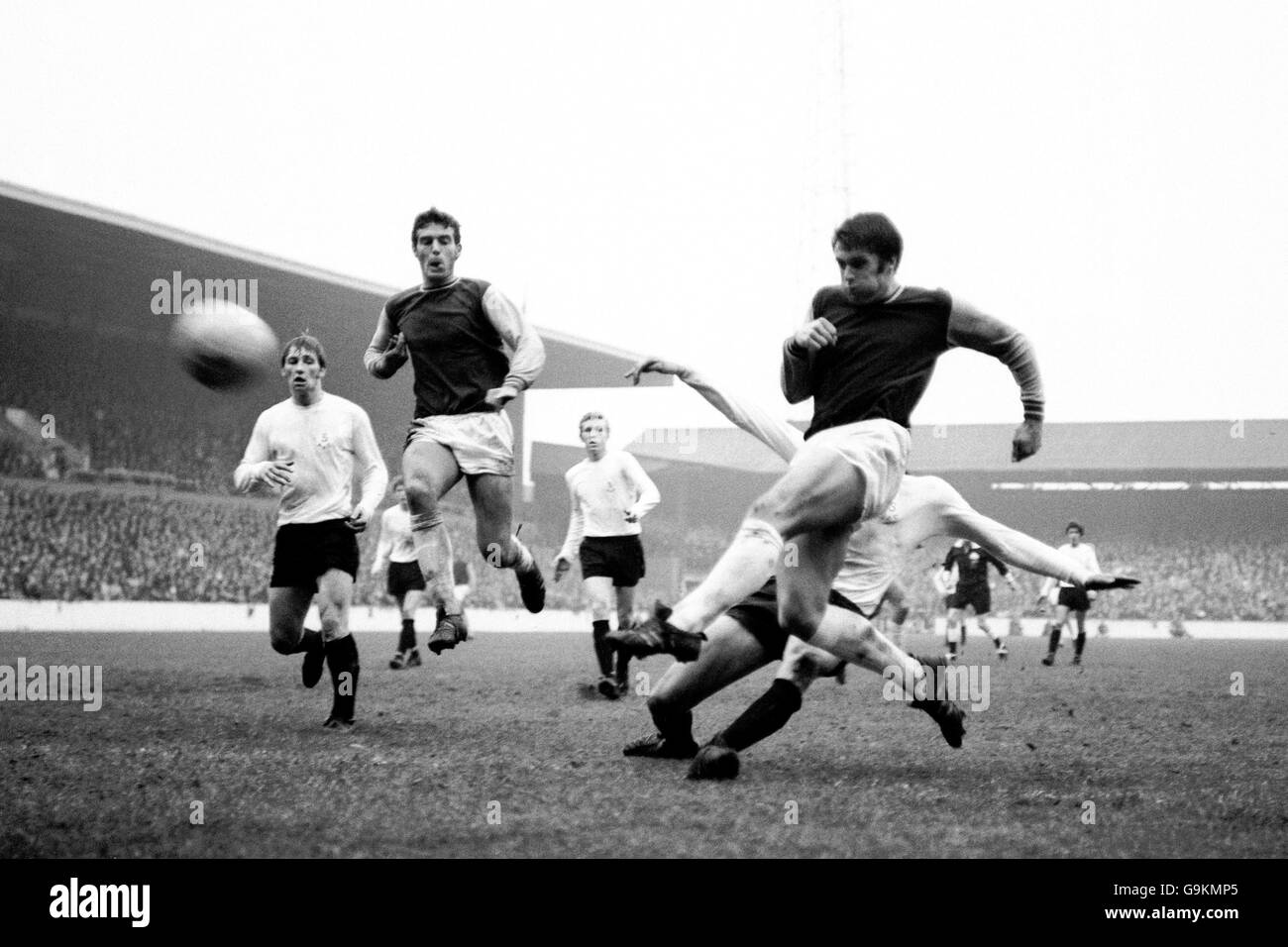 Sunderland's Colin Todd (l) and West Ham United's Trevor Brooking (c ...
