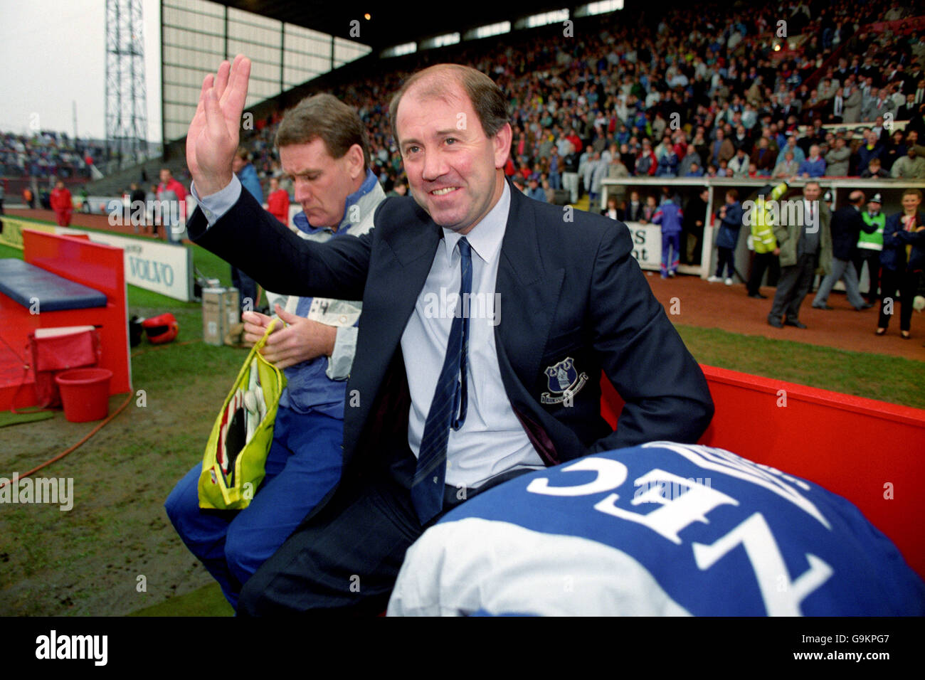 Everton manager Howard Kendall (r), seated alongside his predecessor ...