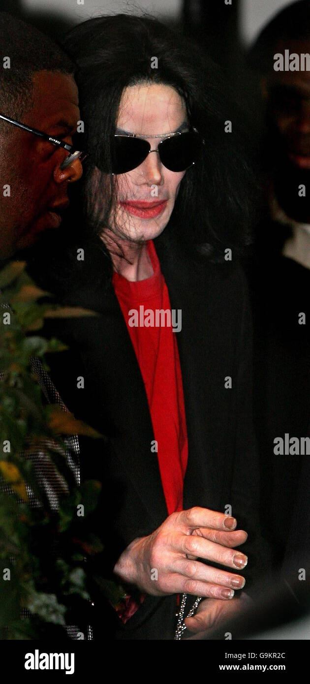 Michael jackson outside his hotel london hi-res stock photography and ...