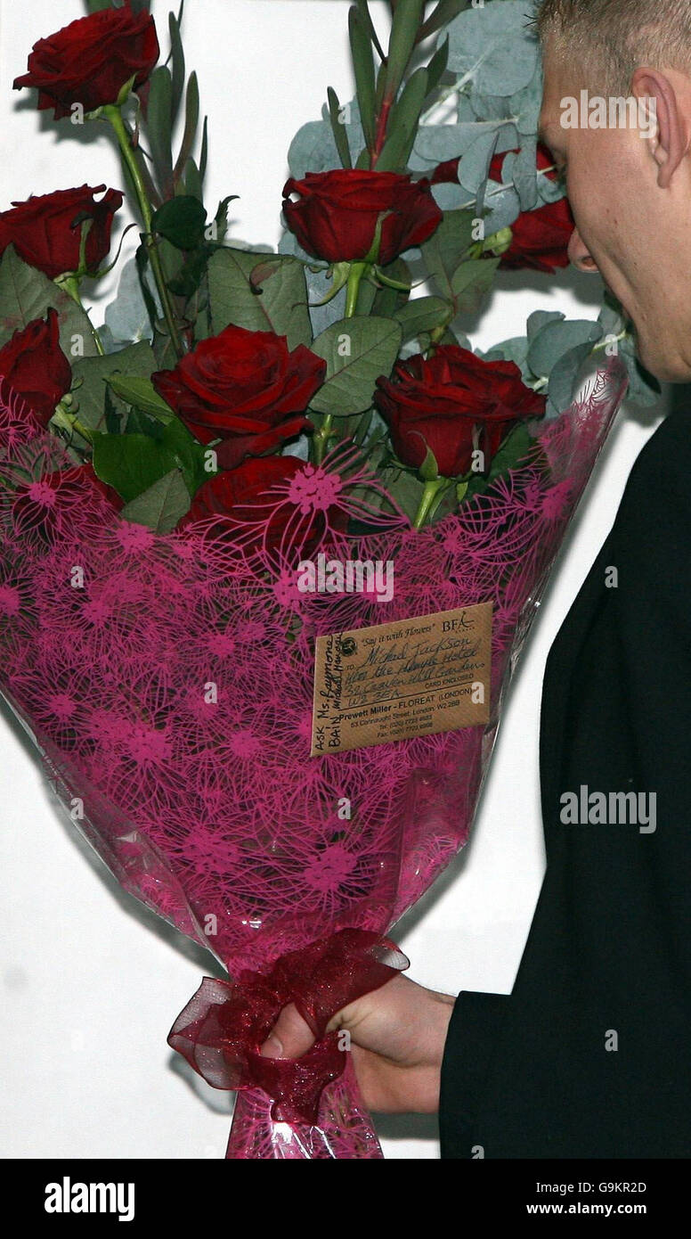 Flowers arrive for Michael Jackson at his hotel in central London Stock ...