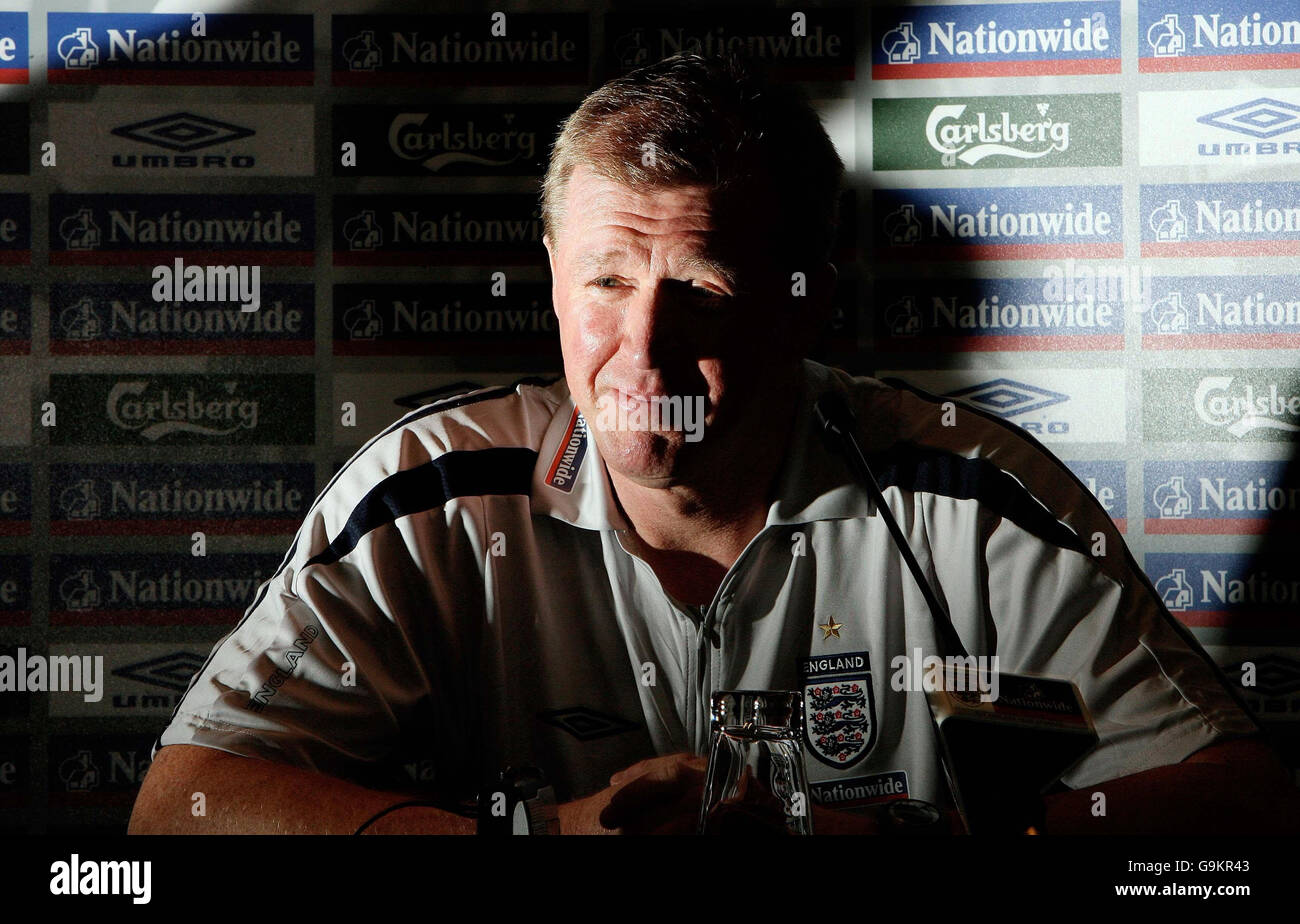 Soccer - England press conference - Amsterdam Stock Photo - Alamy