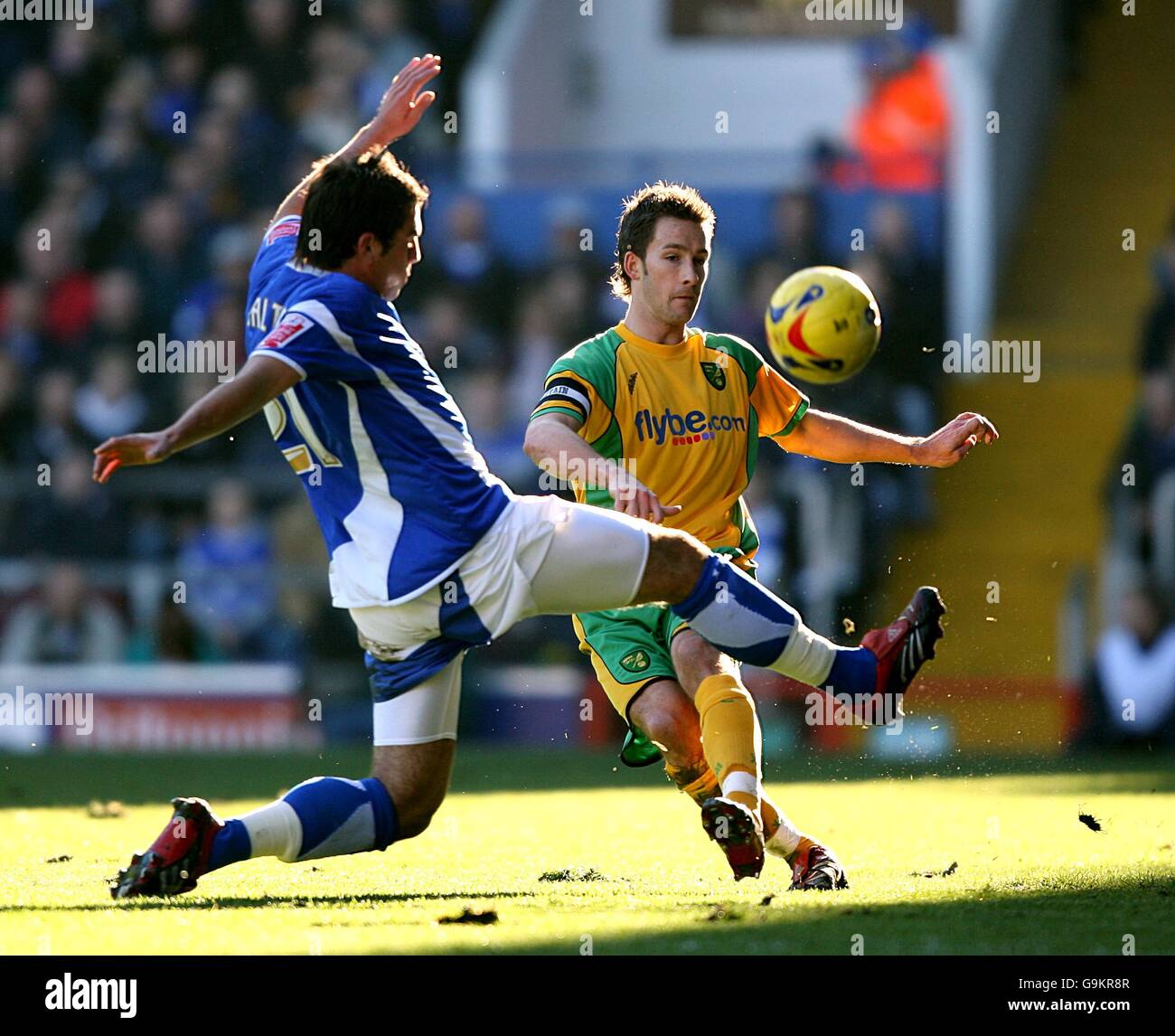 Ipswich Town's Simon Walton (l) closes down Norwich City's Adam Drury ...