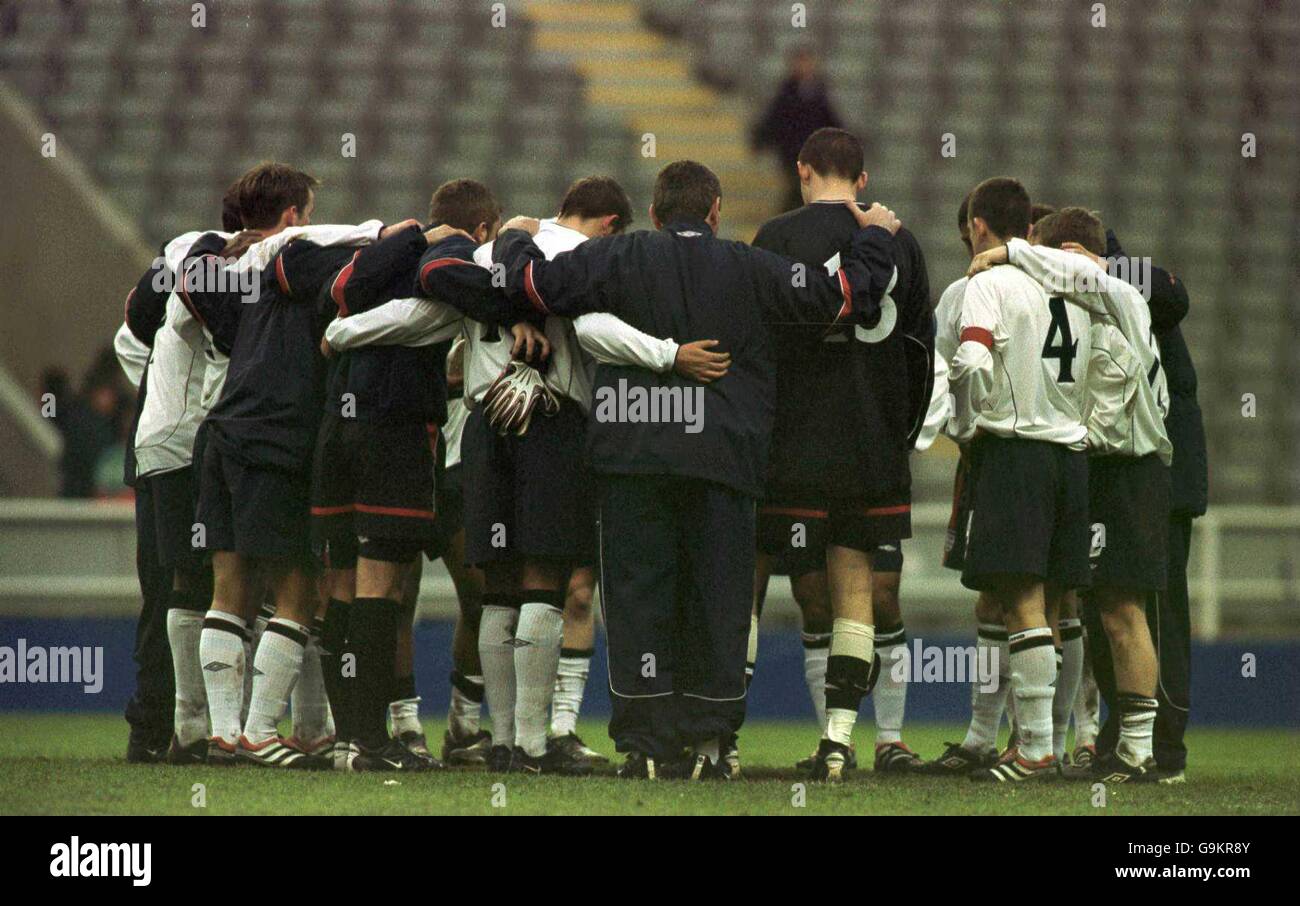 England team huddle after their 4 0 defeat to france hi-res stock ...