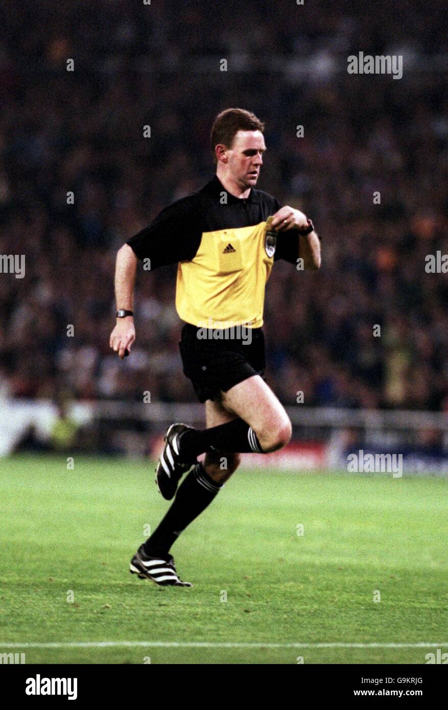 Referee hugh dallas hi-res stock photography and images - Alamy