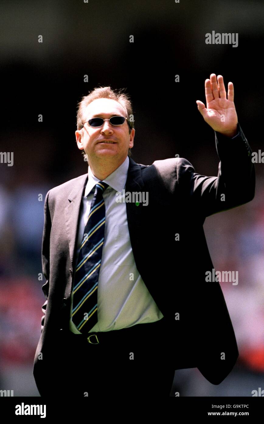 Liverpools manager houllier waves to the fans the game hi-res stock ...