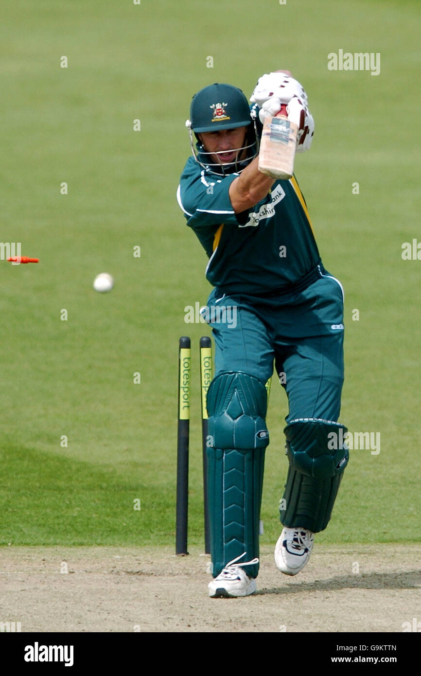 Nottinghamshire outlaws v middlesex hi-res stock photography and images ...