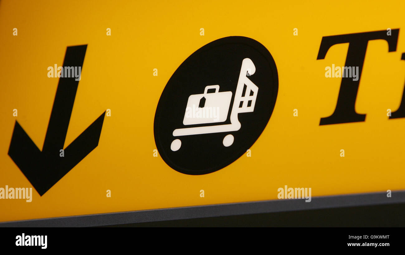 Generic stock Heathrow. Signs at London's Heathrow Airport Stock Photo ...