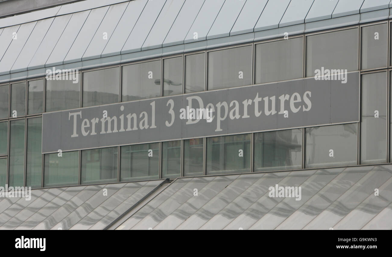 Signs at londons heathrow airport hi-res stock photography and images ...