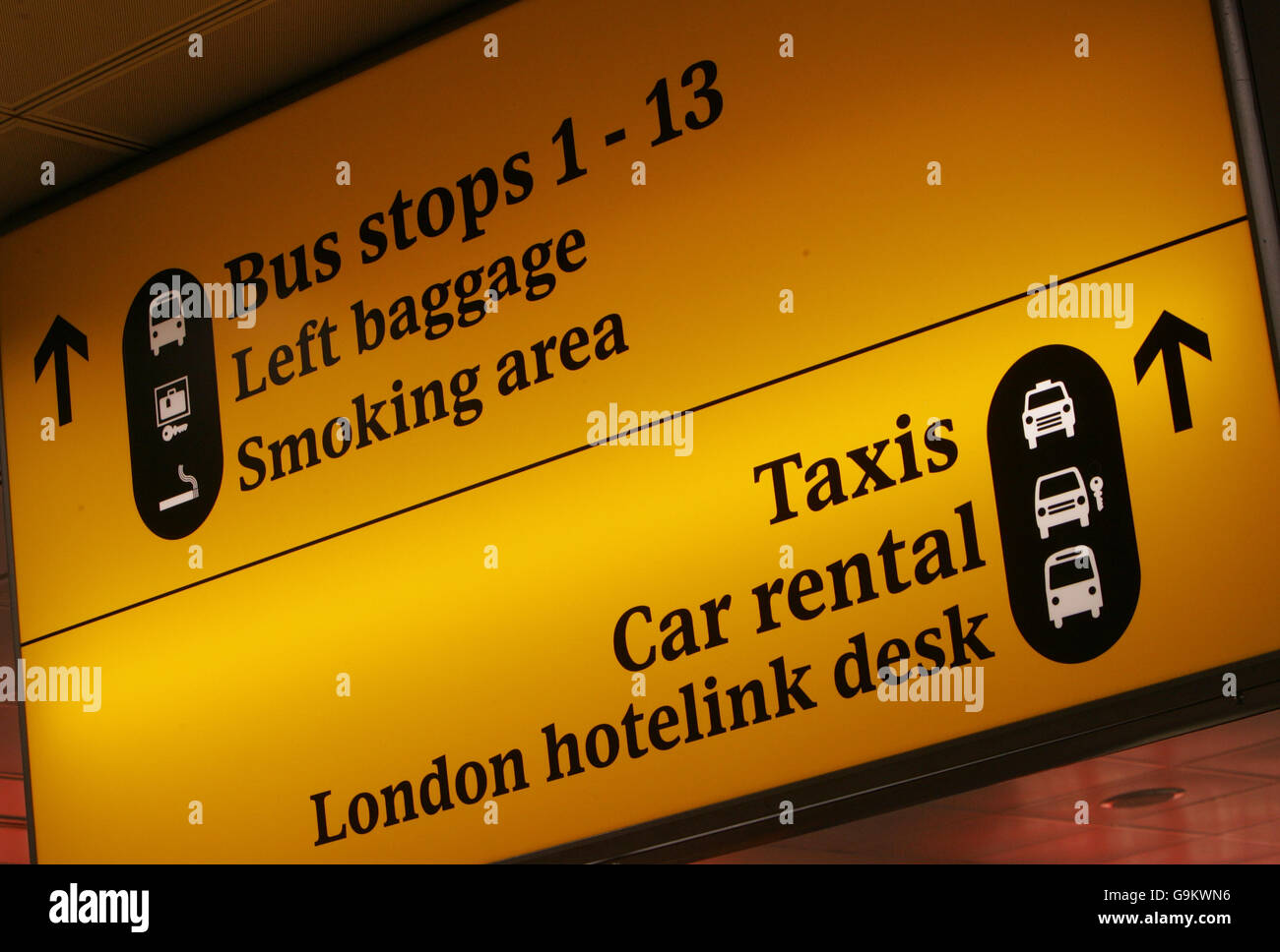 Signs at londons heathrow airport hi-res stock photography and images ...