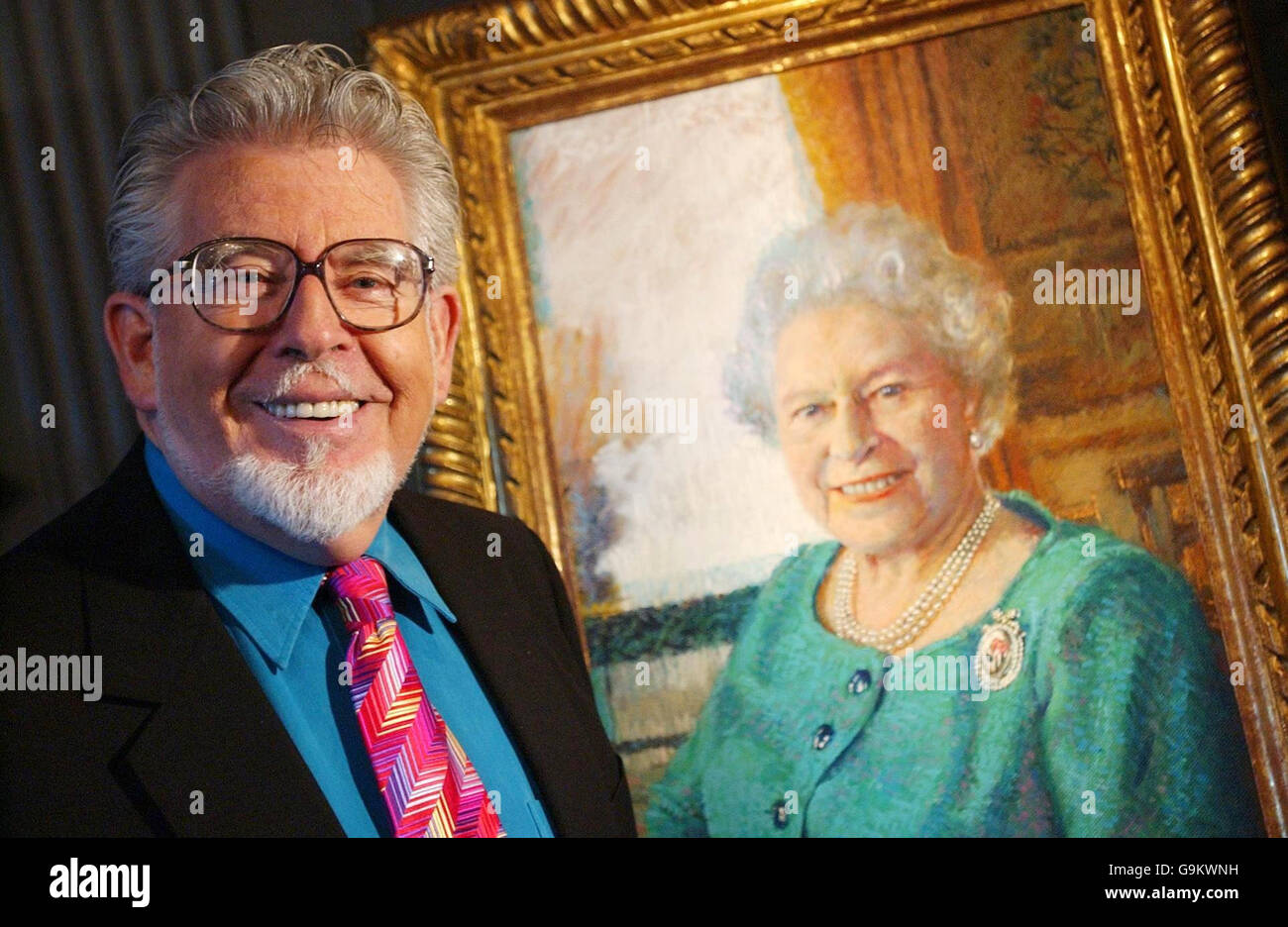 Rolf Harris chats to members of the press about his portrait of Her ...