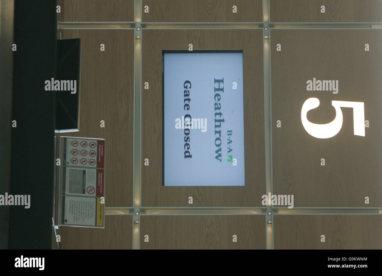 Signs at londons heathrow airport hi-res stock photography and images ...