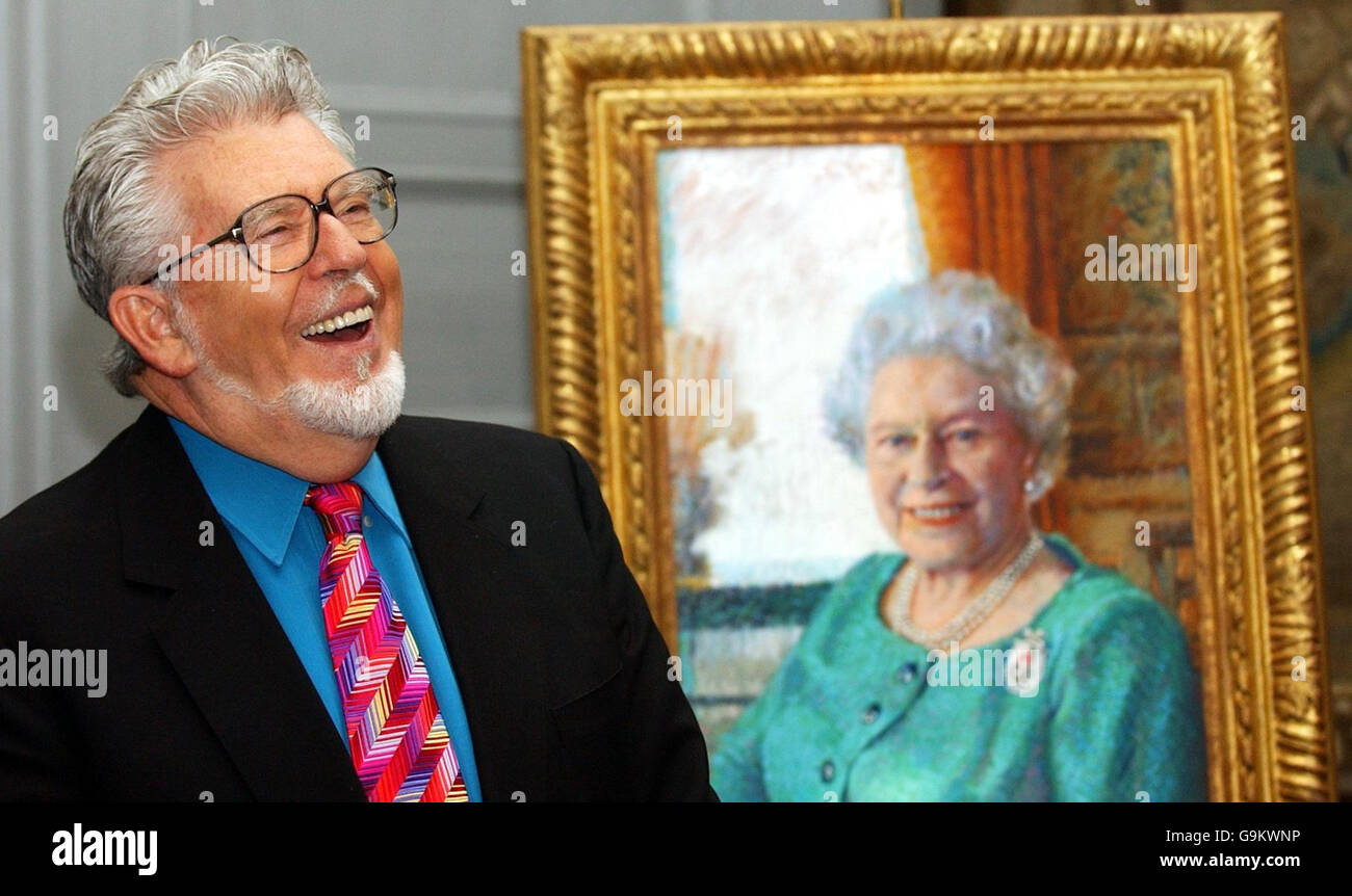Rolf Harris and his portrait of The Queen Stock Photo - Alamy