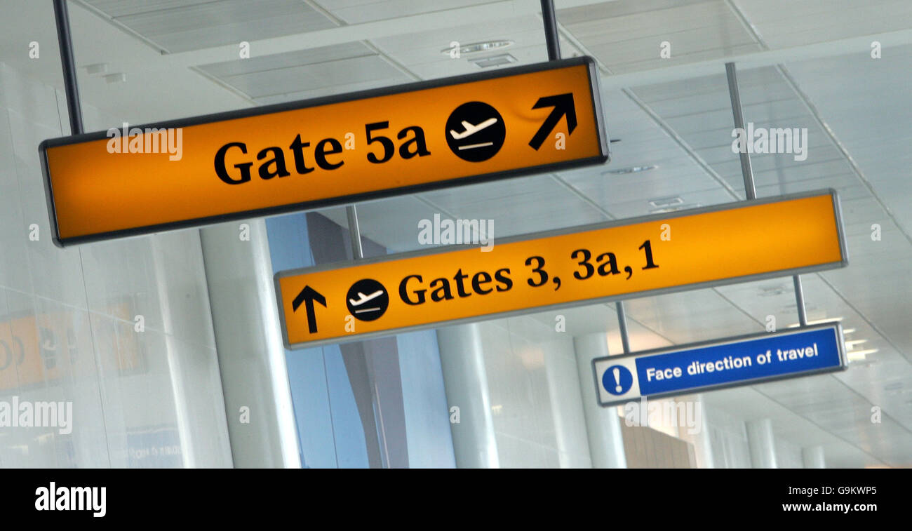 Generic stock Heathrow. Signs at London's Heathrow Airport Stock Photo ...