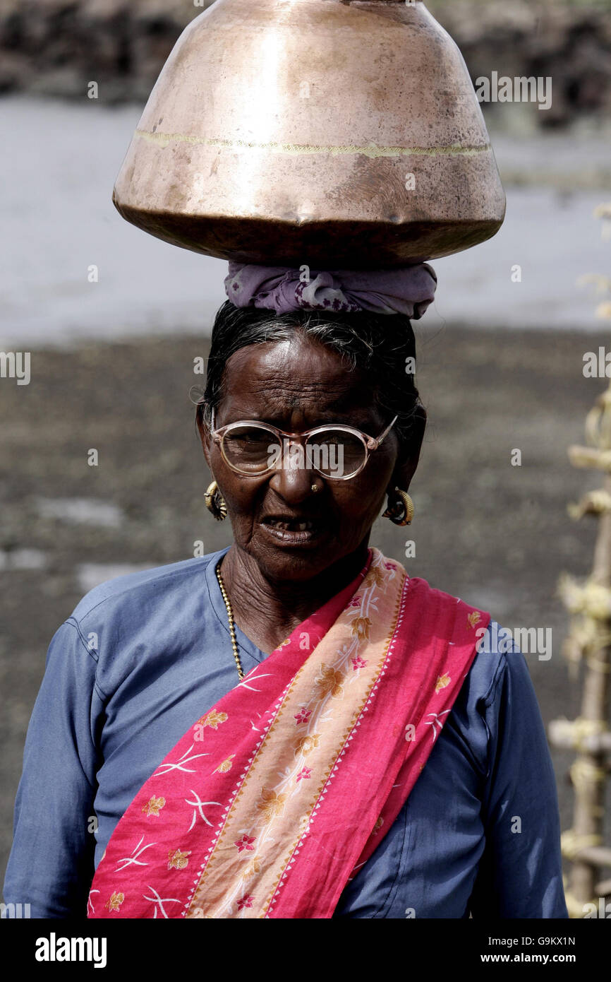 File picture: a lady carrying a pot on her head in Mumbai Stock Photo ...