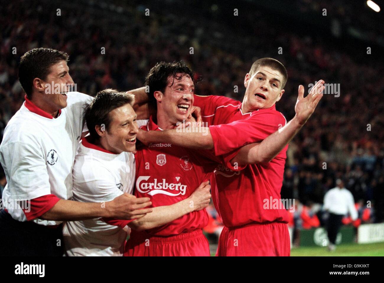 Liverpool's Robbie Fowler (2nd r) celebrate his goal with teammates ...