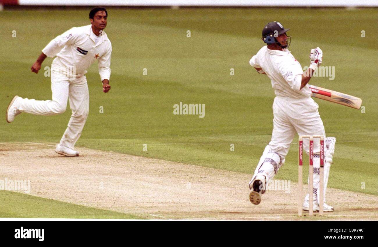 Cricket bowler hand and ball hi-res stock photography and images - Alamy
