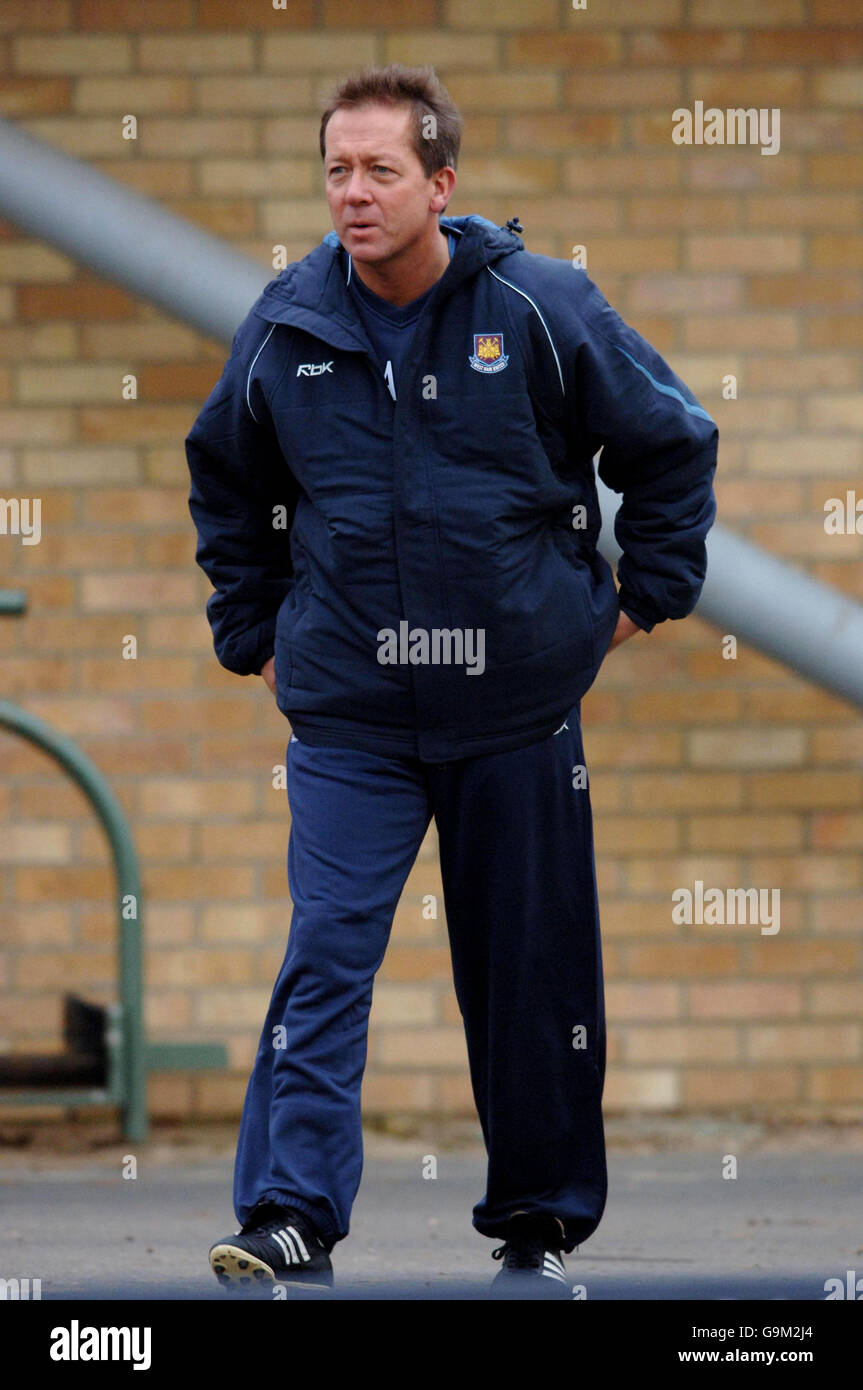 West ham manager alan curbishley training session chadwell heath hi-res ...