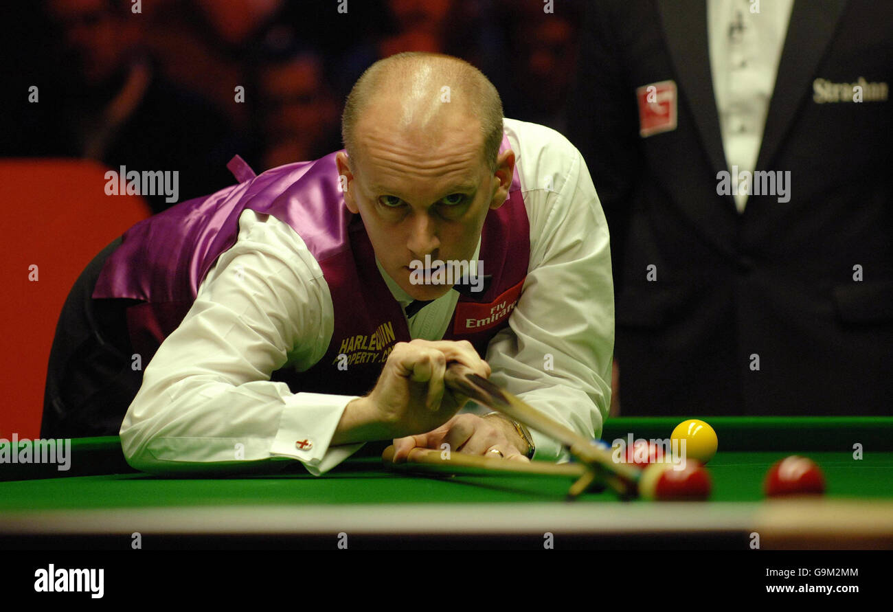 England's Peter Ebdon lines up a shot during the Maplin UK Snooker ...