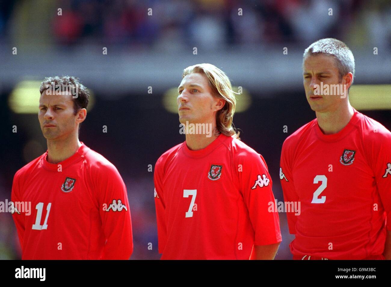 (L-R) Wales' Ryan Giggs, Robbie Savage and Kit Symons Stock Photo - Alamy