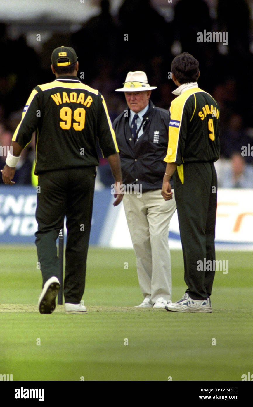 Ken palmer and umpire hi-res stock photography and images - Alamy