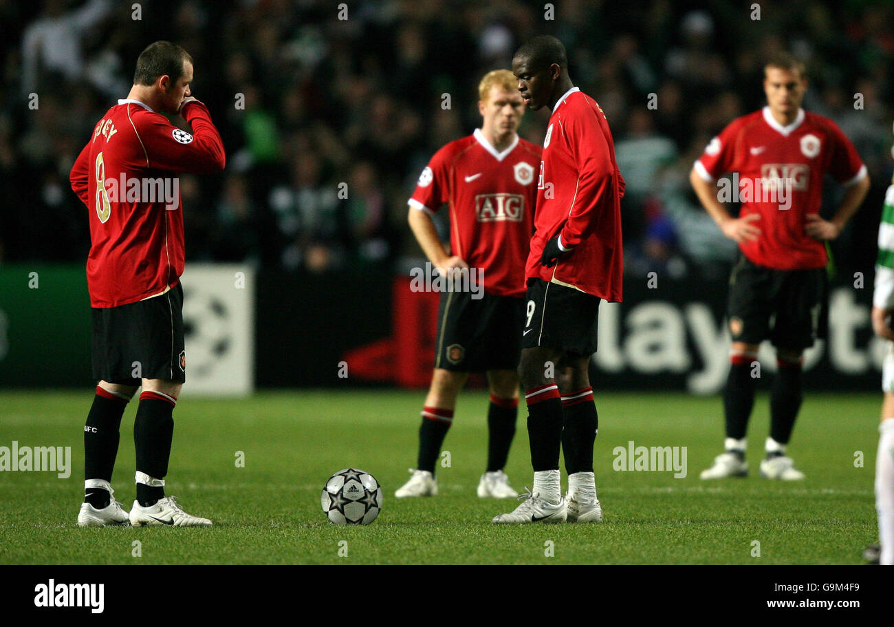 Manchester United's Wayne Rooney and Louis Saha are dejected Stock ...