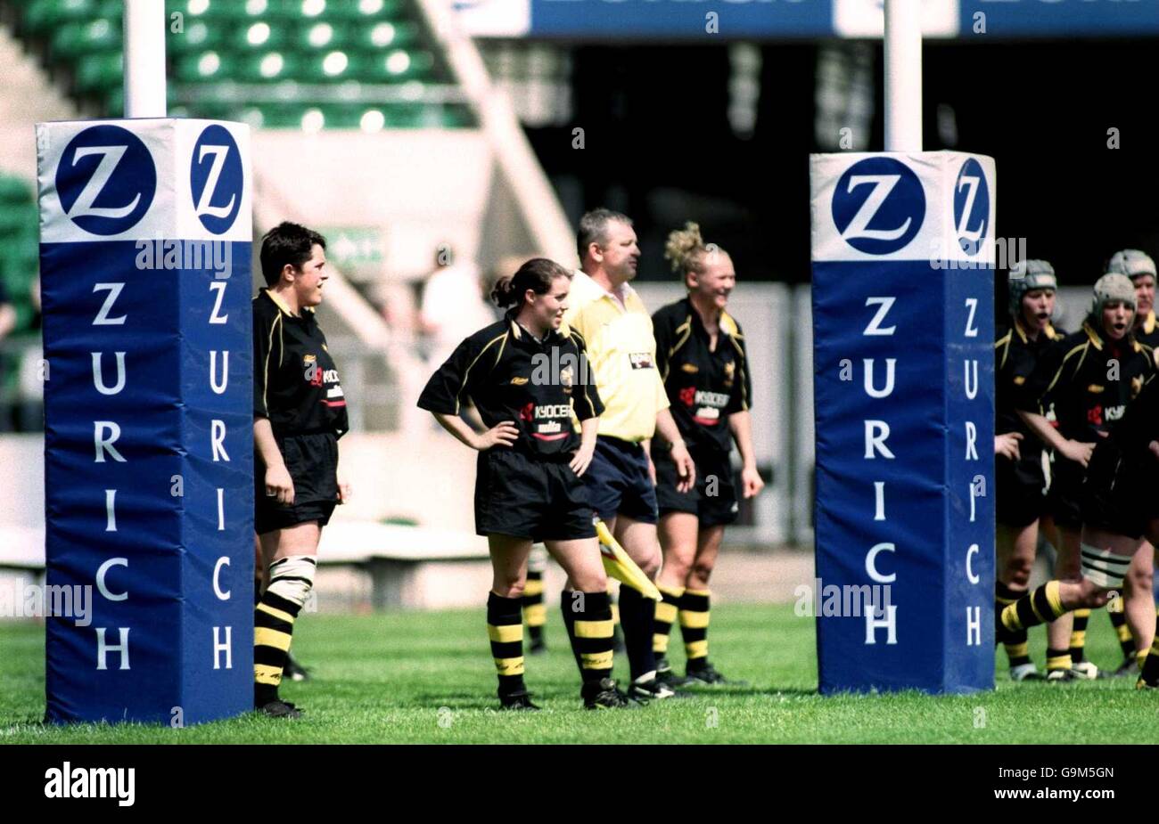 The Wasps players wait dejectedly as Richmond convert a try Stock Photo ...