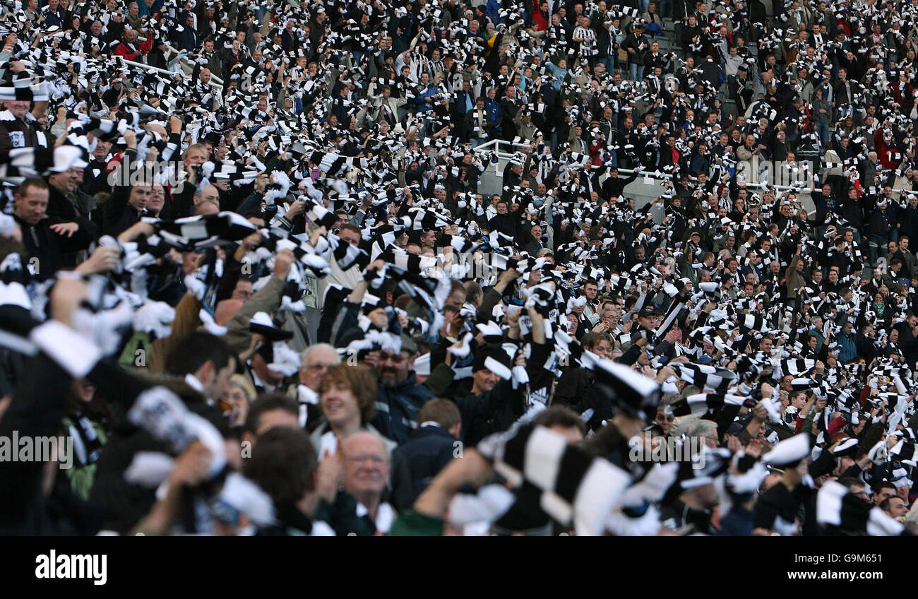 St james park newcastle united crowd hi-res stock photography and ...