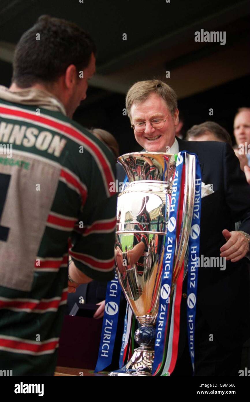 Zurich Chief Executive Sandy Leitch (r) presents Leicester Tigers ...