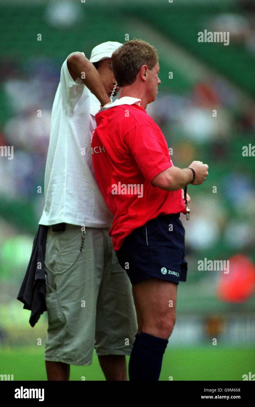 Referee steve lander has his microphone adjusted hi-res stock ...