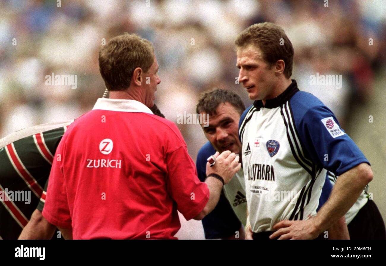 Referee Steve Lander (l) talks to Bath's Mike Catt (r Stock Photo - Alamy