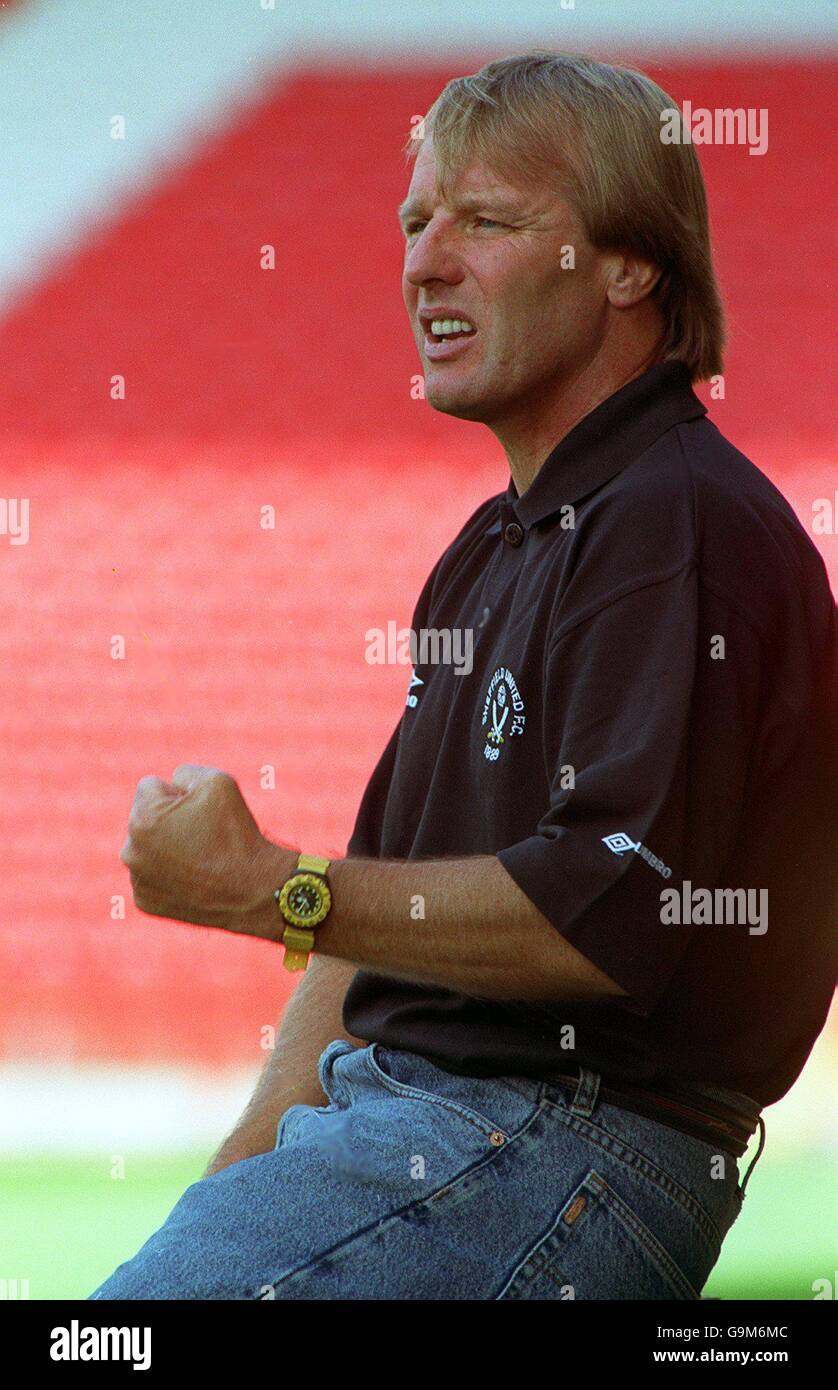 Dave bassett sheffield united hi-res stock photography and images - Alamy