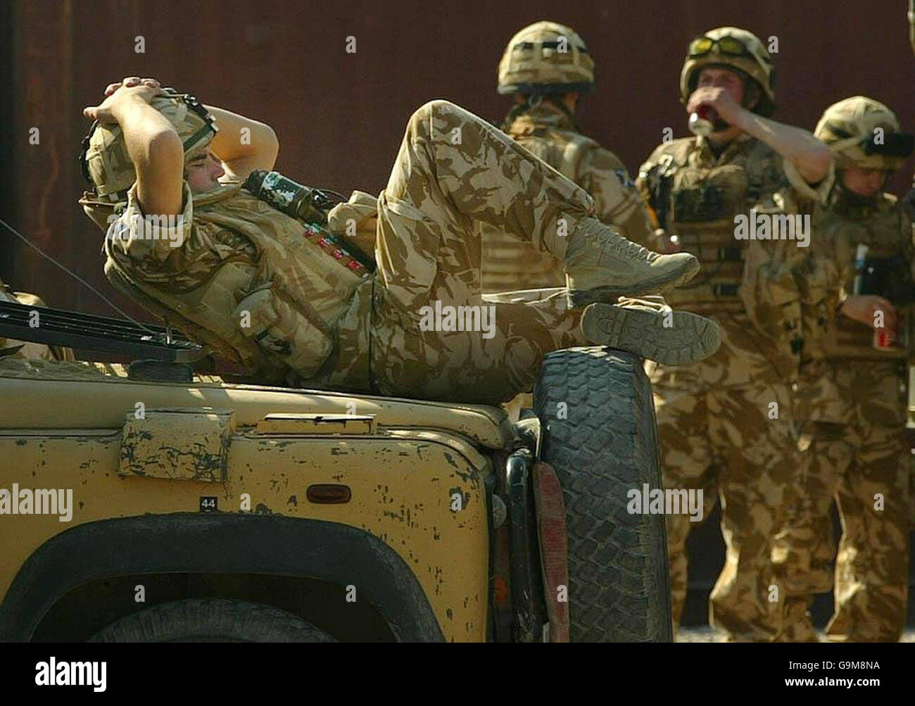 A british soldier on patrol in iraq hi-res stock photography and images ...