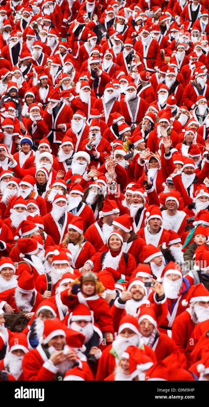 The great scottish santa run in princes street gardens hi-res stock ...