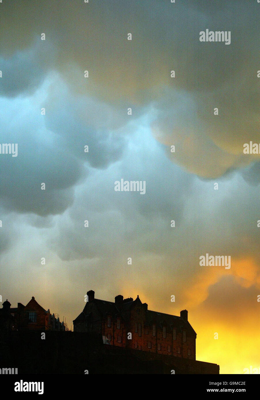 Storm clouds gather over Edinburgh Castle before Hogmanay celebrations ...