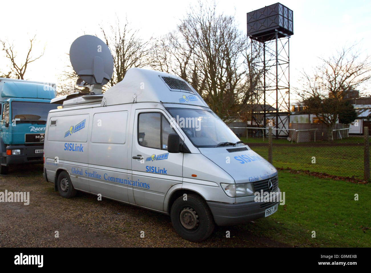 Sis link broadcasting van hi-res stock photography and images - Alamy