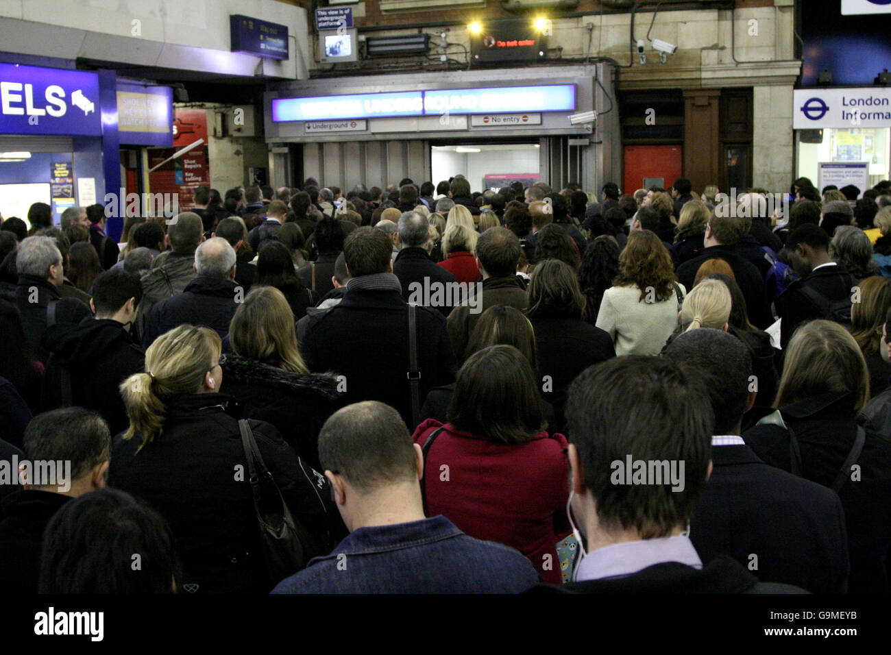 London underground crowds hi-res stock photography and images - Alamy