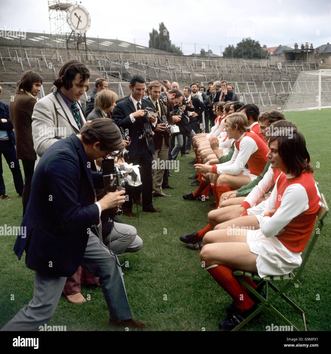 Arsenal fc squad photocall hi-res stock photography and images - Alamy